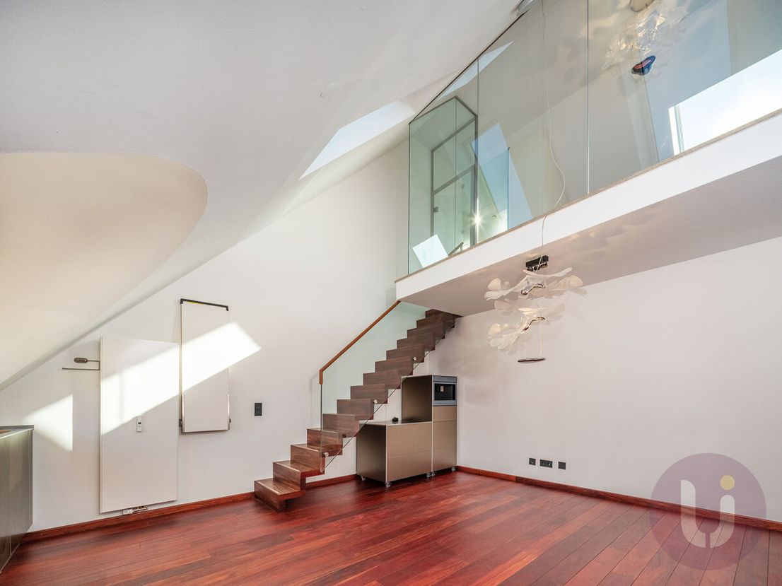 Küche mit Aufgang zur Galerie